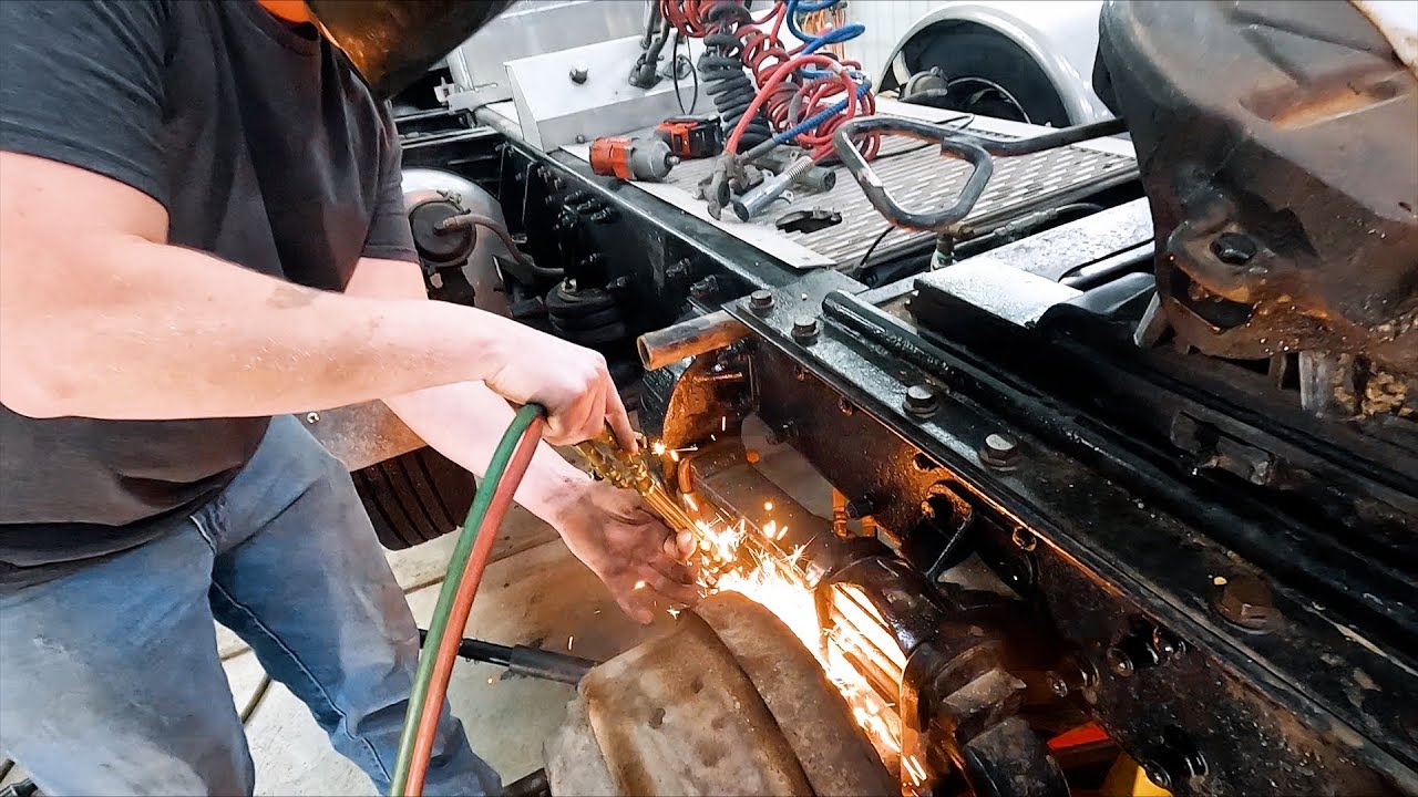 Big Loads Break Leaf Springs. - YouTube