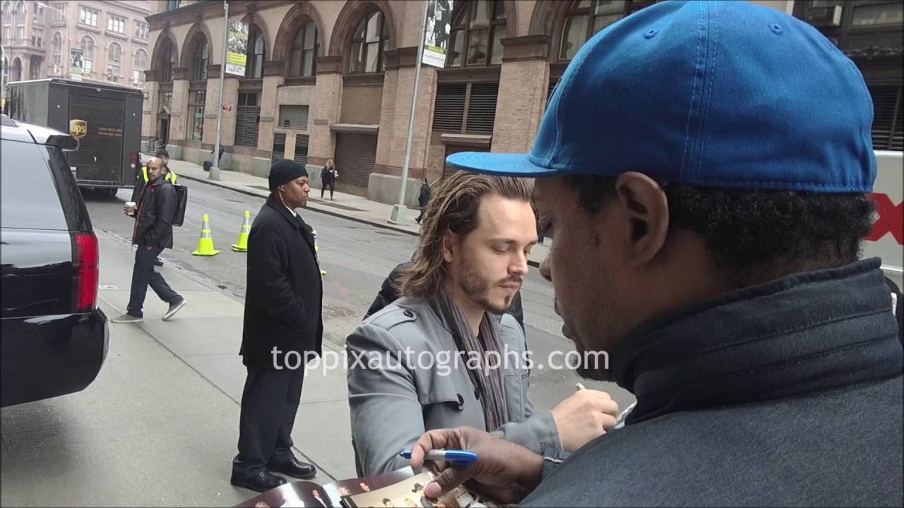 Jonathan Jackson - SIGNING AUTOGRAPHS while promoting in NYC - YouTube