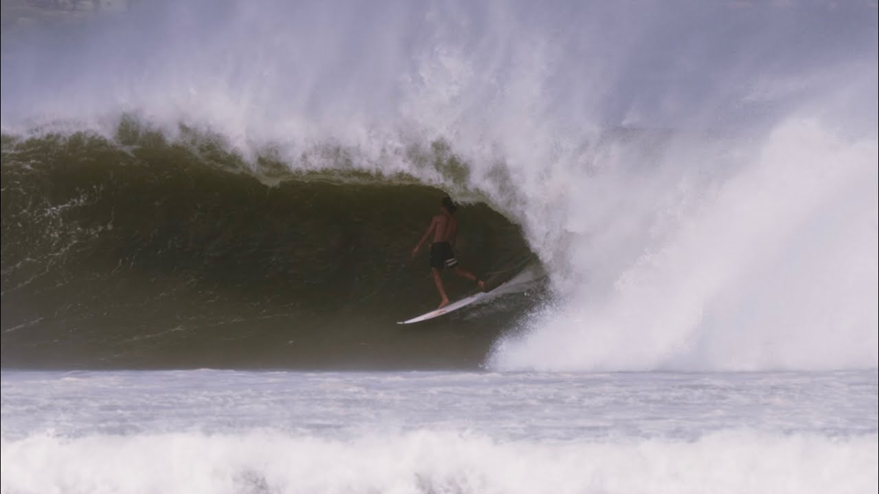 Code Red 2.0 swell at Ma'alaea with Eli Hanneman - YouTube