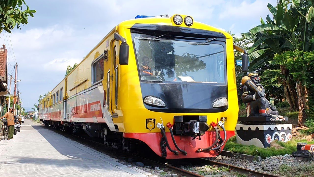 KERETA API PENOLONG SAAT ANJLOKAN KERETA !! Ujicoba Kereta Api Buatan ...