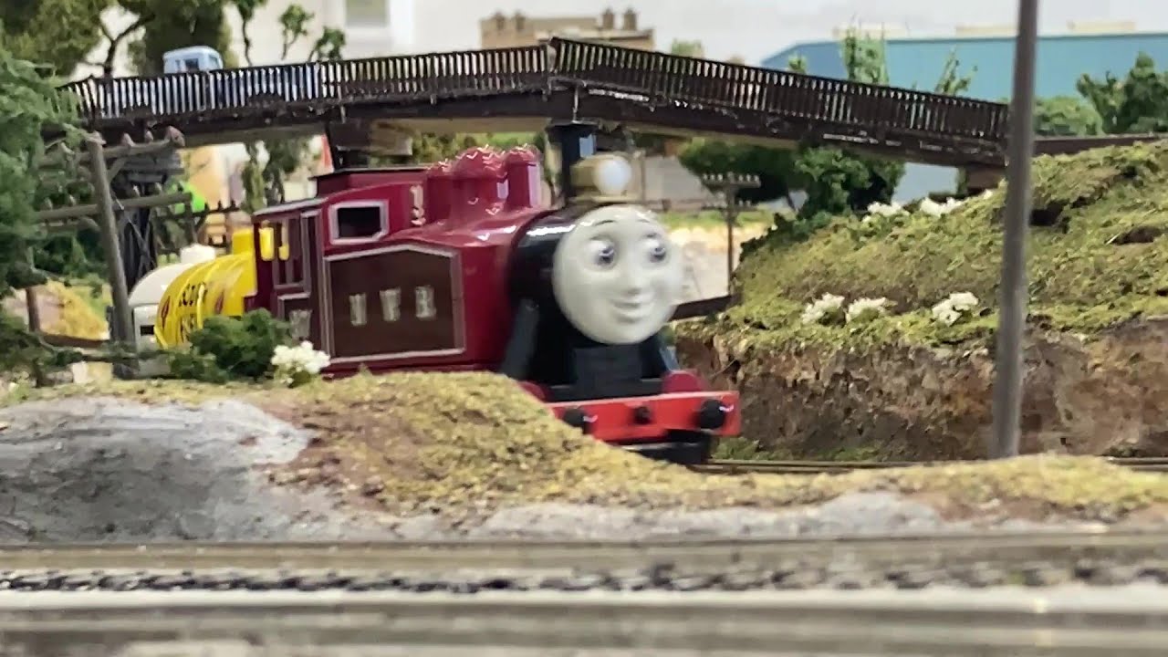 Autumn, Thomas and Friends on the Cleburne RR Museum Layout - YouTube