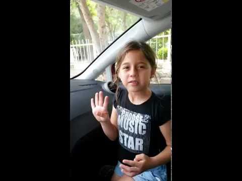 izmirde Dışarısı 40 derece irem  kilimalı arabasında serinliyor