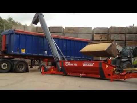 Quivogne UK's Perard Trans-eXpress loading from a grain store - YouTube