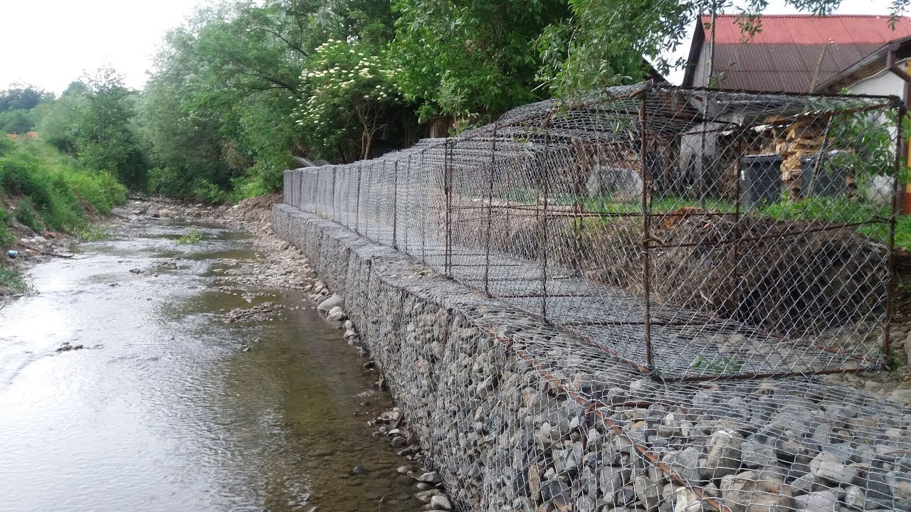Wall of Gabions to protect the shoreline / Zid din Gabioane pentru ...