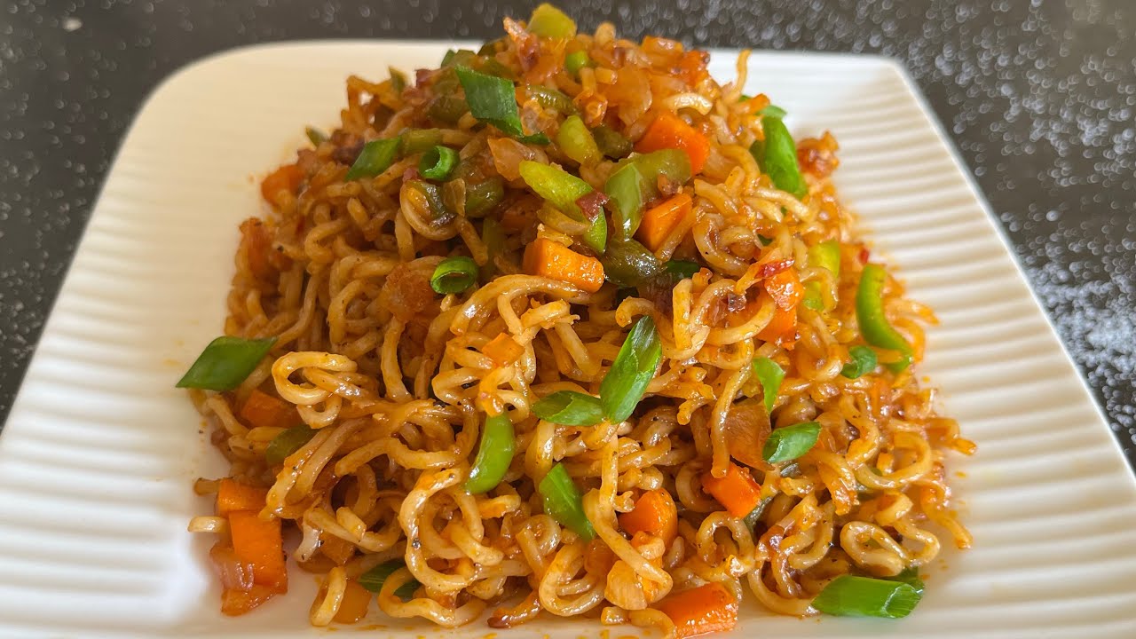 Schezwan Maggi Street Food Recipe | ठेले जैसी शेज़वान मैगी | Street ...