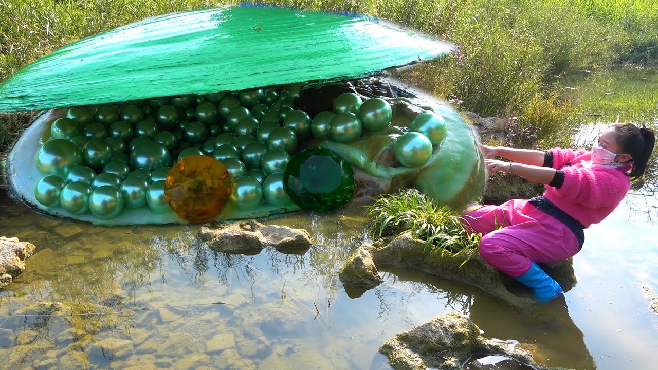 🎁🎁💎Giant green clams, embedded with mesmerizing green pearls and ...