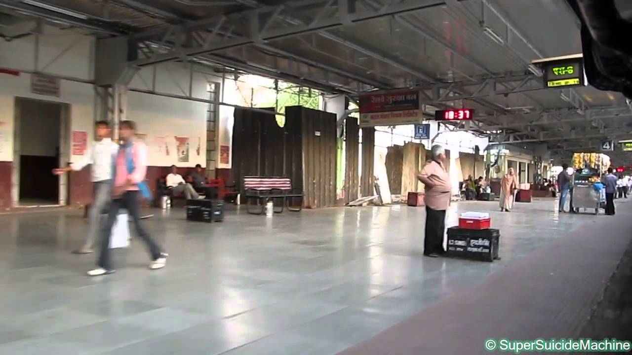 Golden Temple Mail 12904 Entering Ratlam Junction Indian Railways ...