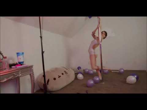 NOVINHA GOSTOSA MOSTRA TUDO E BRINCA DE POLE DANCE