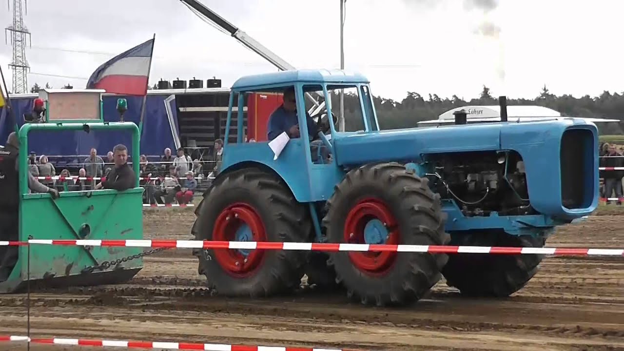 D4K Dutra, beim Trecker Treck 2013 in Kölzin - YouTube