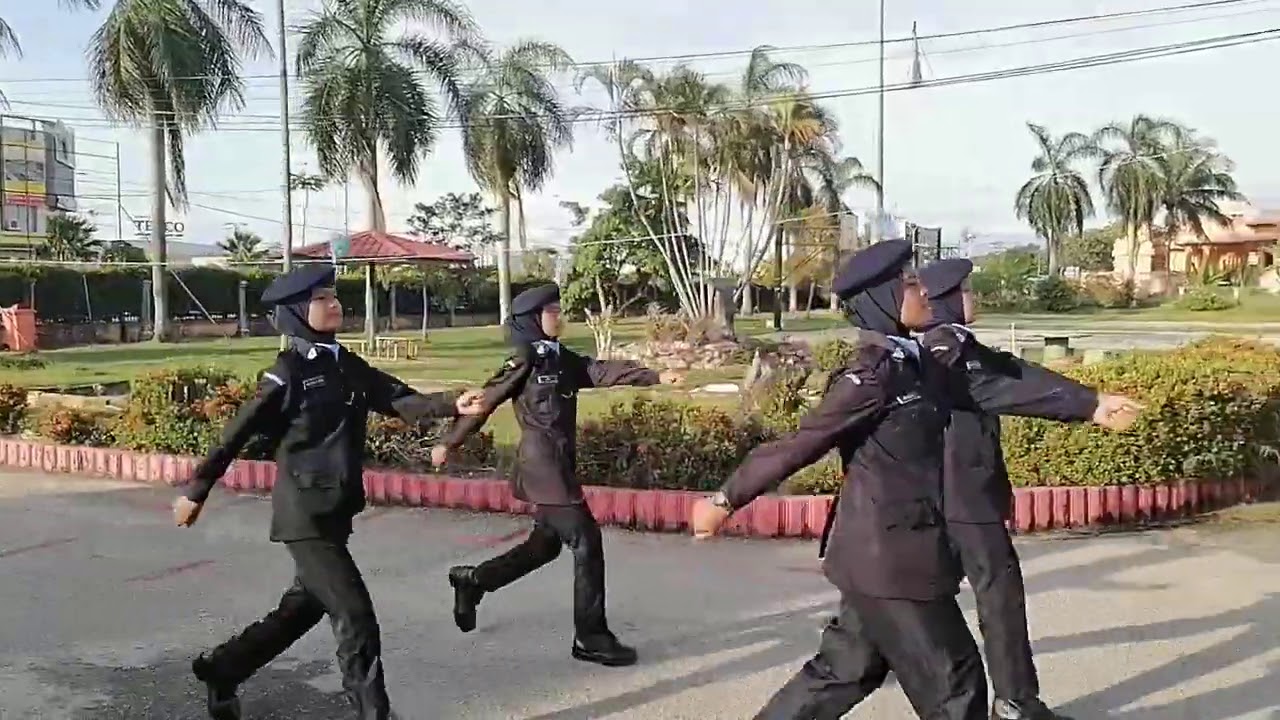 Video Kawad Kaki Berpasukan Kadet Polis Perempuan SMK Raja Jumaat - YouTube