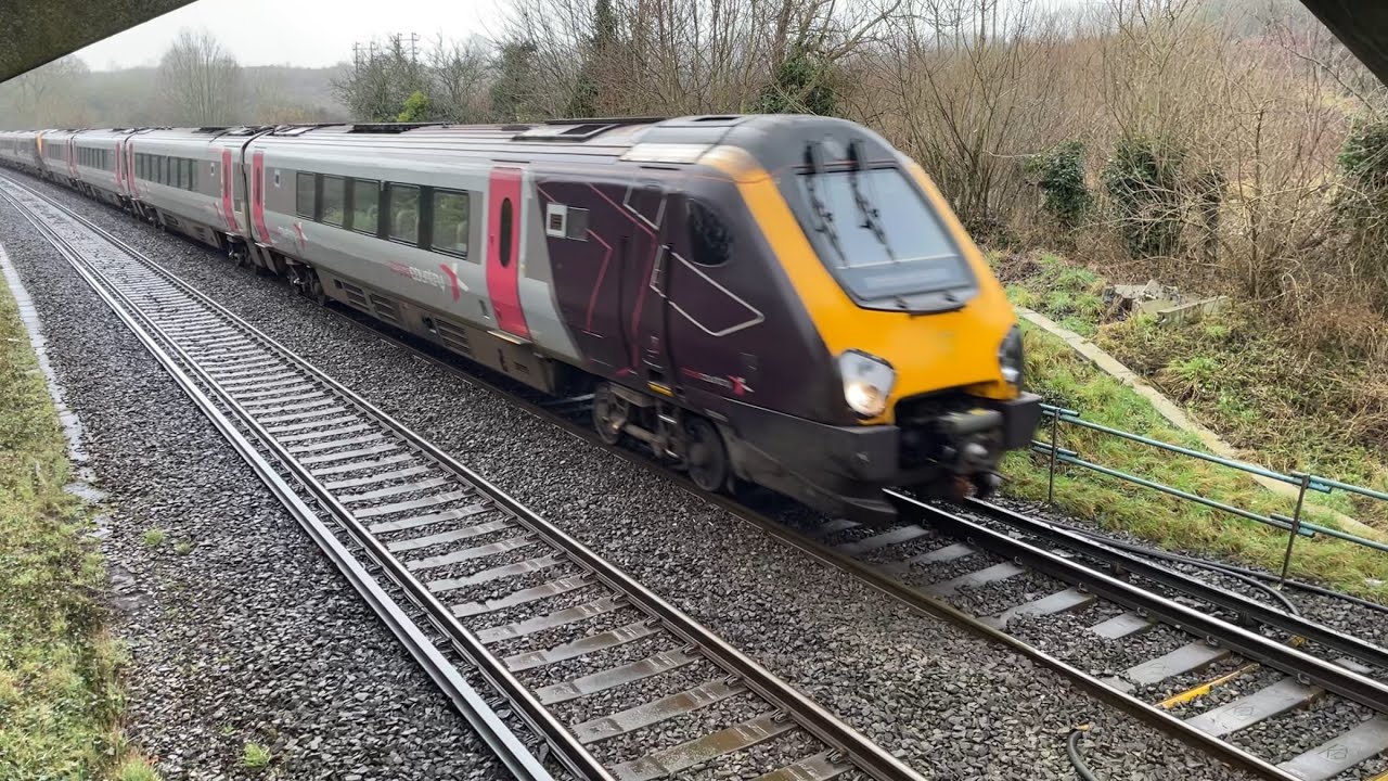 Class 220 + 221 Voyager | 220011 + 221122 | Cross Country - YouTube