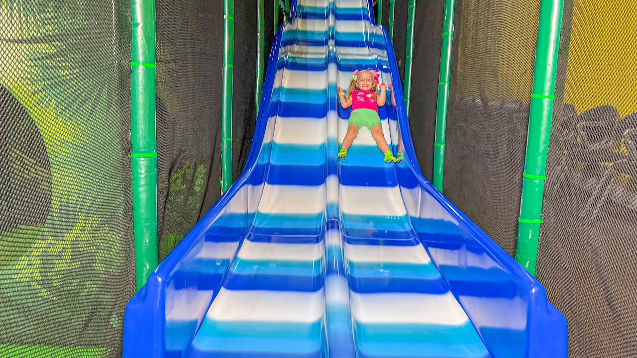 Alice está jugando. Bolas, trampolín, piscina y círculos inflables ...