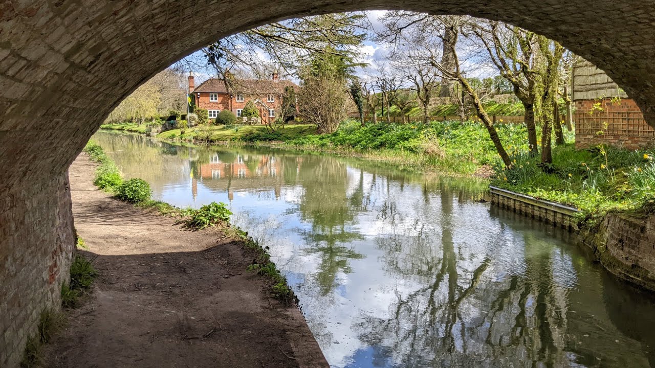 Crookham Village to Fleet - Basingstoke Canal - Blu Sky Day - YouTube