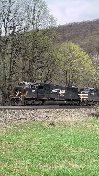 NS SD70ACC leads intermodal train full throttle up Horseshoe Curve - YouTube