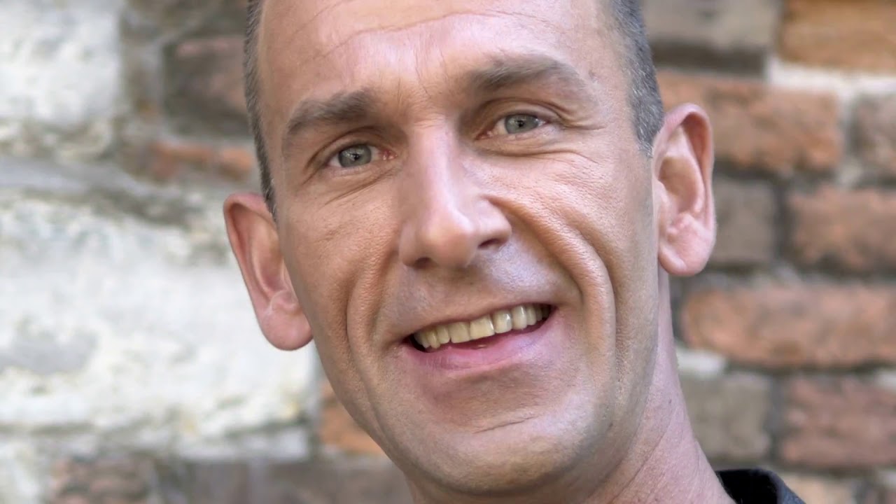 Mike Daane - Ik Weet Al Hoe Laat Het Is - (2017) - YouTube