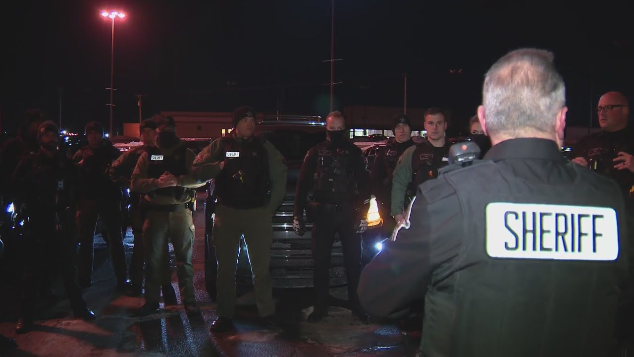 A night on the street: Inside Chicago area carjacking task force - YouTube
