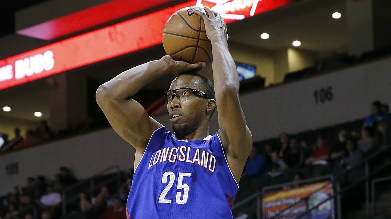 Akil Mitchell rises for the thunderous jam - YouTube