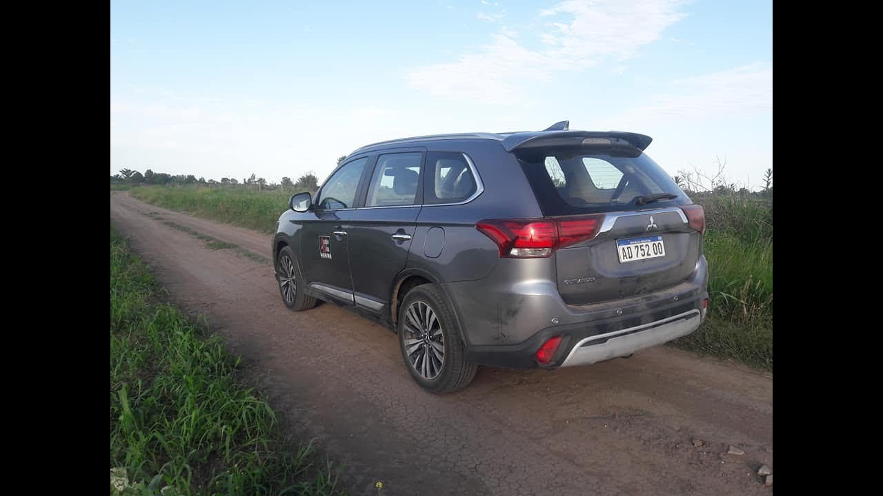 MITSUBISHI OUTLANDER GLS 4WD. TEST AUTO AL DÍA (23.11.19) - YouTube