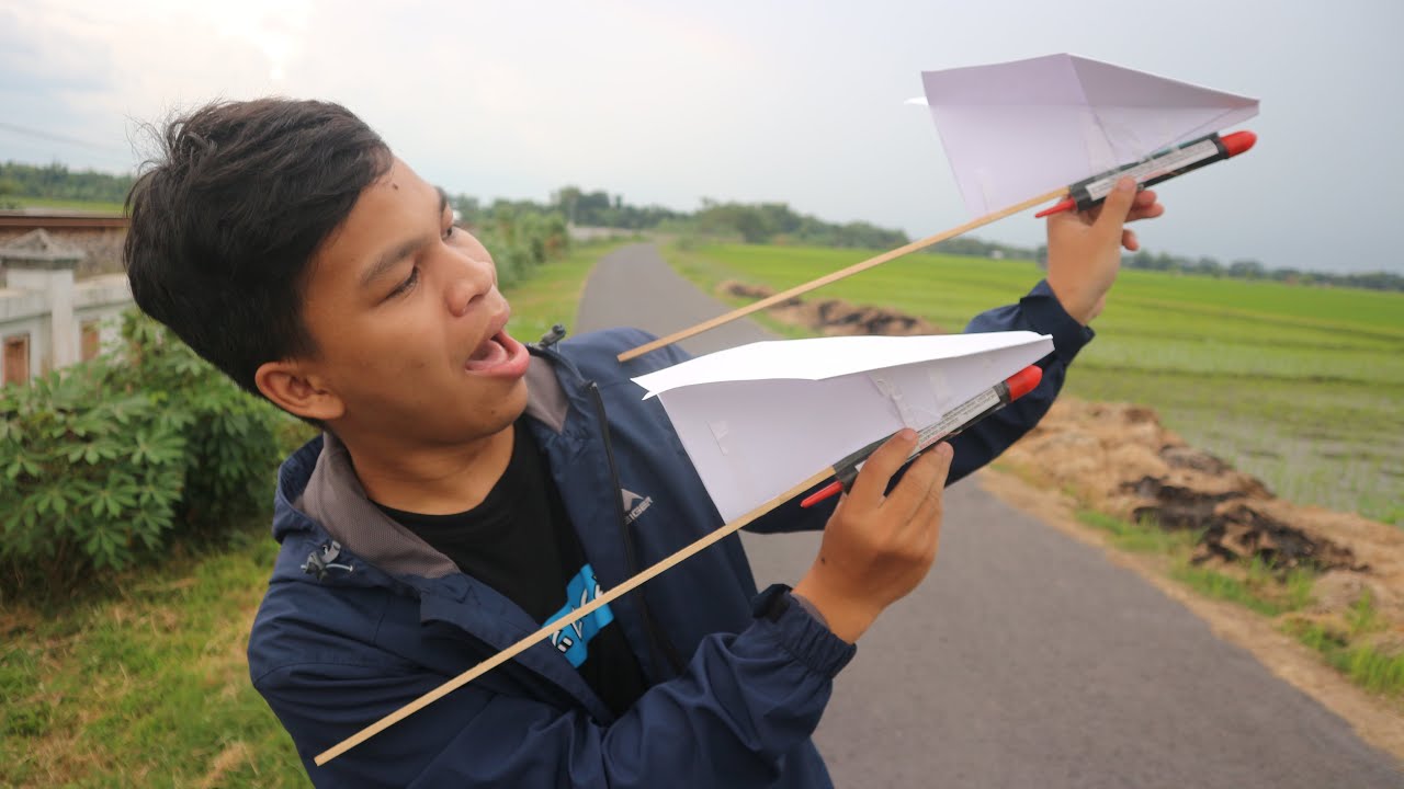 NGABUBURIT NYUMET MERCON ROKET JUMBO DENGAN PESAWAT KERTAS AUTO TERBANG ...
