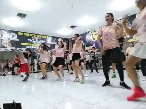 zumba bocil@ disuruh pakai kaos pink ama tante biar kompakan😍