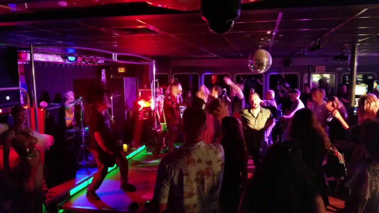 Viral Video Nirvanna A Tribute To Nirvana Lithium with Macarena dancer ...