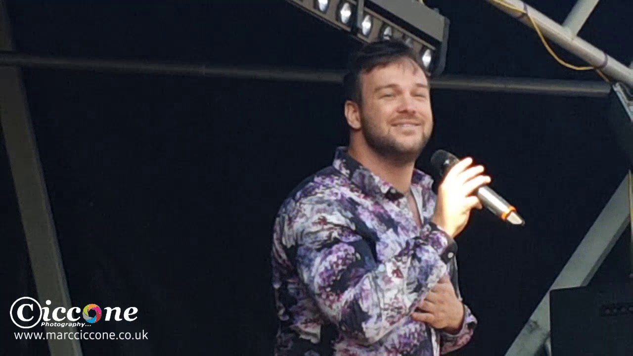 Richard Hadfield Singing Over The Rainbow at Worthing Pride. - YouTube