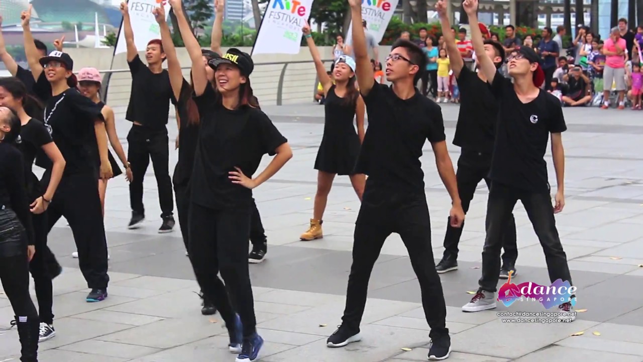 'Golden' Flash Mob @ Kite Festival - YouTube