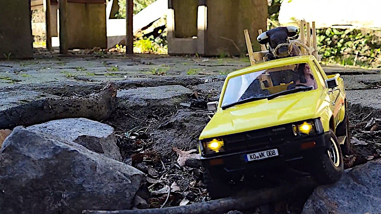 Toyota Hilux // FMS Mini Crawler 1/18 // Ferdinand 🐂 enjoys the first ...