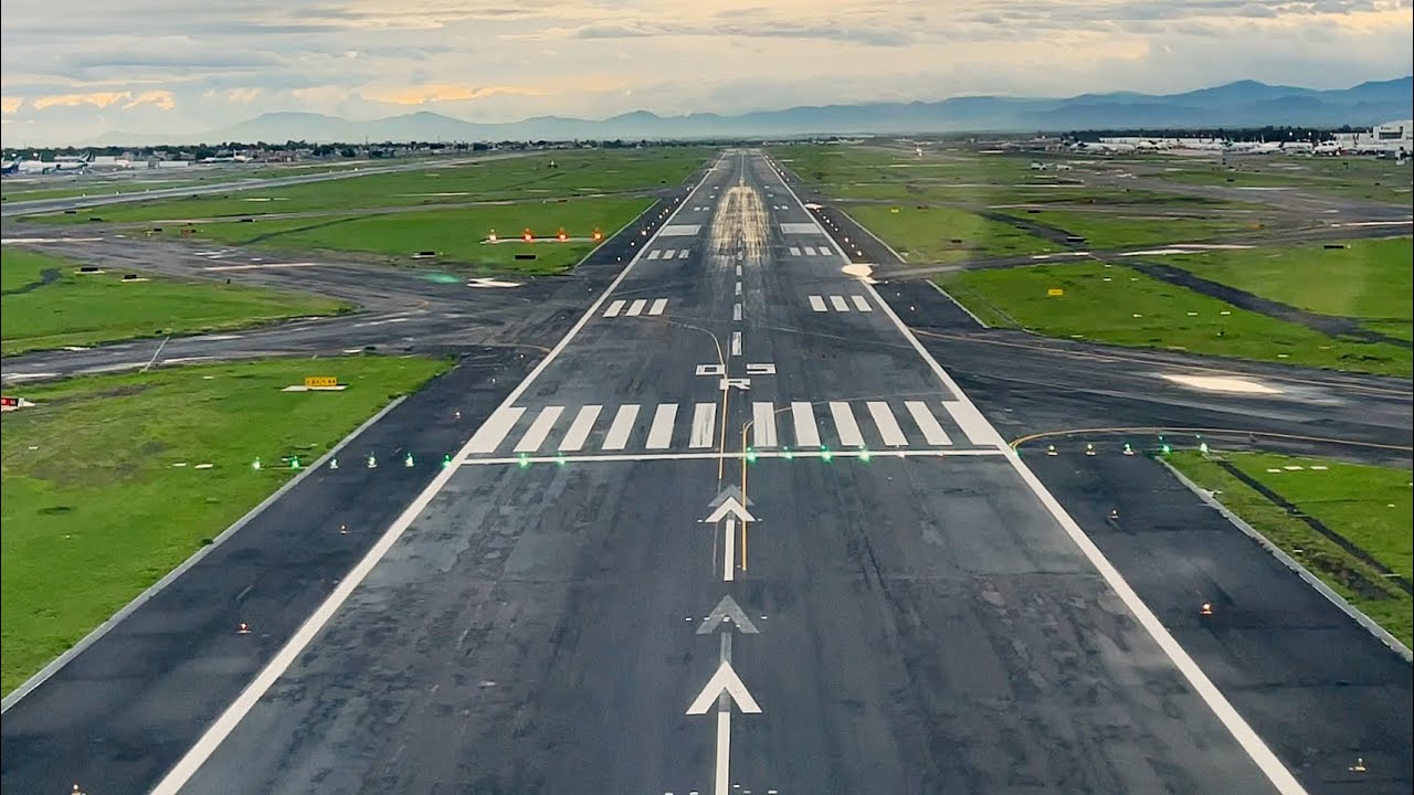 Boeing 737-800 Visual Approach and Landing Cockpit View at Mexico City ...