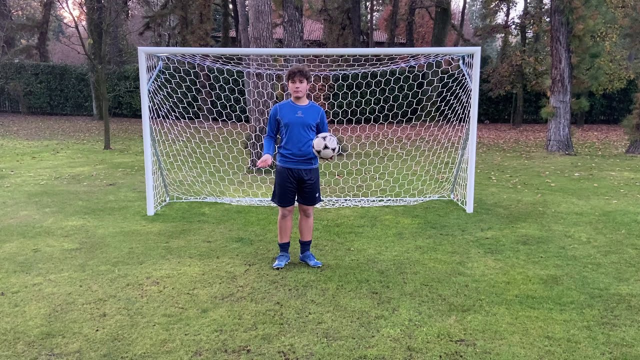 HOW TO DRIBBLE THE BALL IN SOCCER - EASY - YouTube