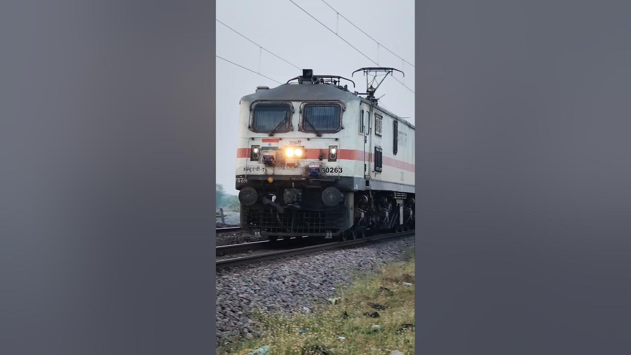 22121 Mumbai Lucknow AC Express #shorts - YouTube