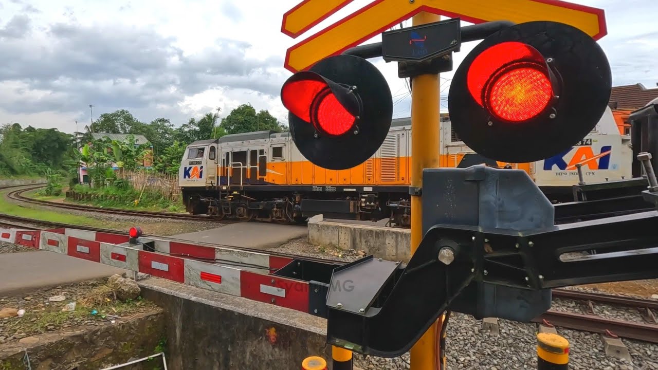 Kompilasi 7 Perlintasan Kereta Api Mild Steel - YouTube