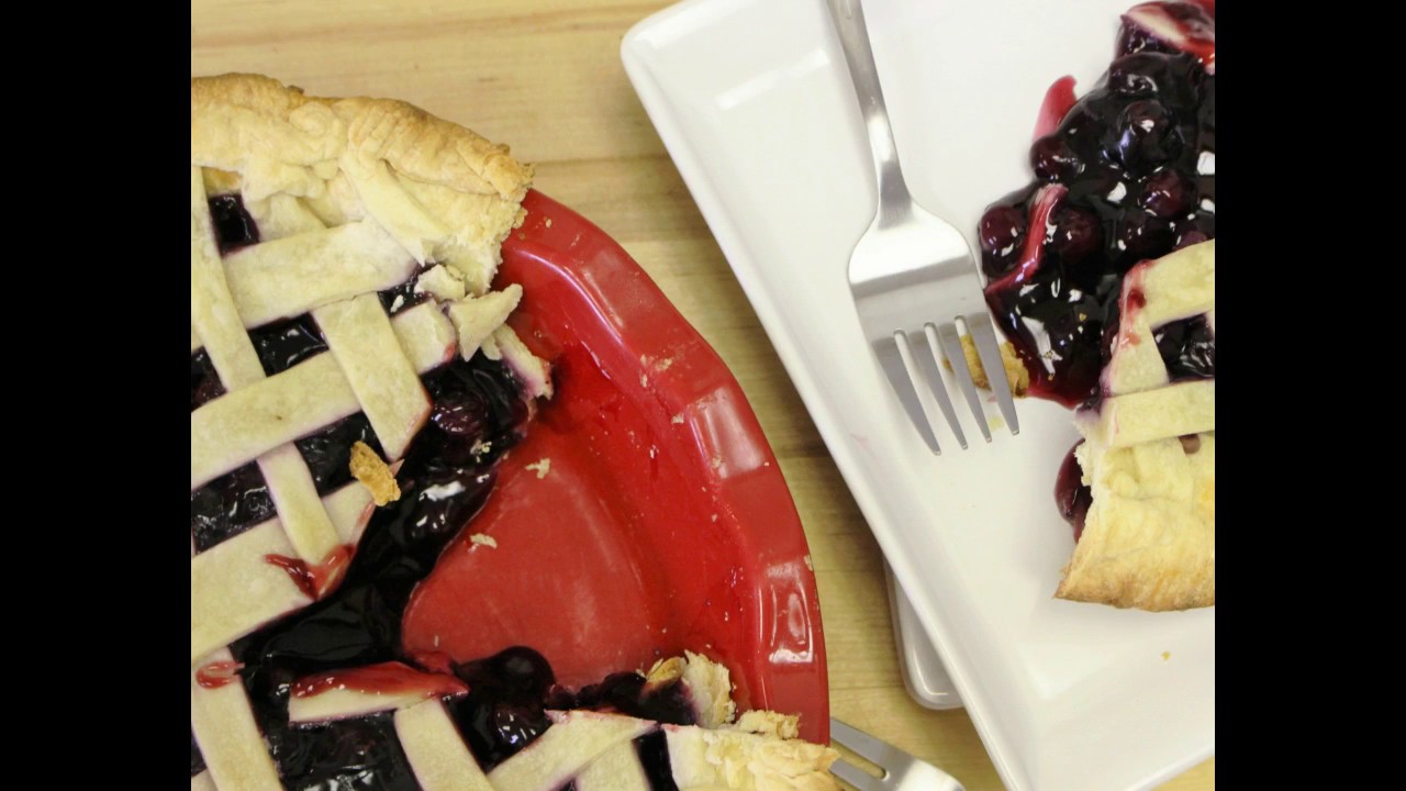 Emile Henry: Comstock Blueberry Pie - YouTube
