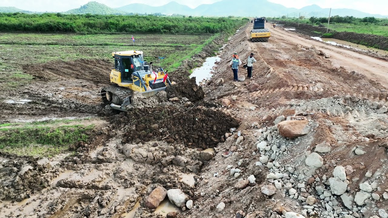 Amazing Power Machines Bulldozer Strong Force Pushing Dirt and Stone ...