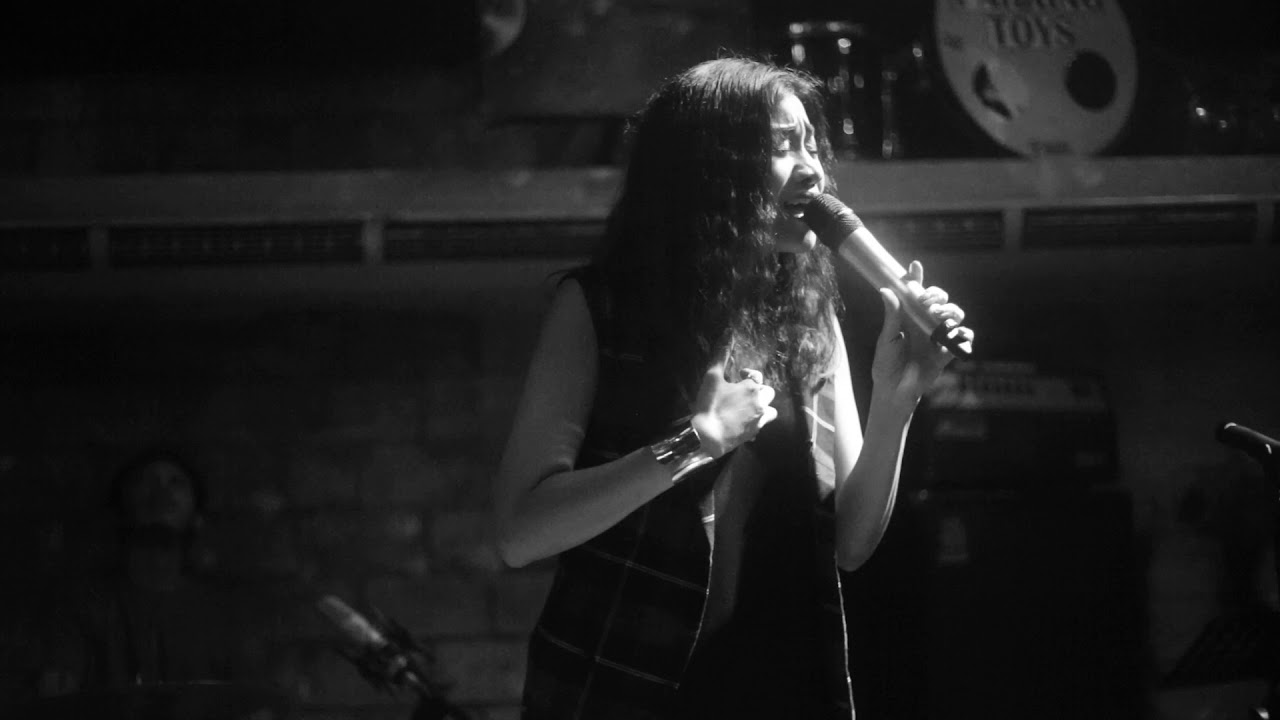 อยากอยู่กับเธอทั้งคืน - Doobadoo live at Parking Toys - YouTube