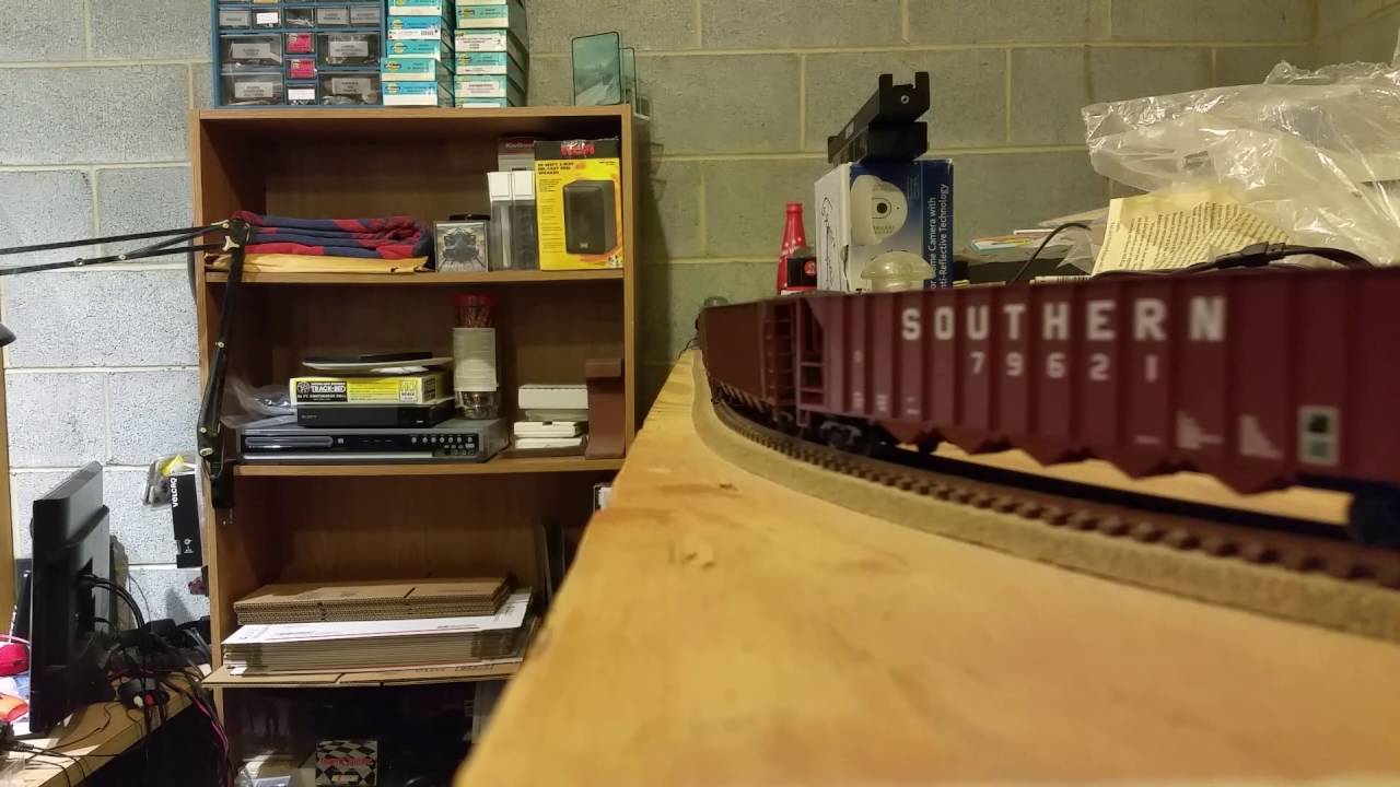 HO SCALE THREE SOUTHERN RAILWAY SD45'S LEAD A LONG LINE OF 54 FT 5 BAY ...