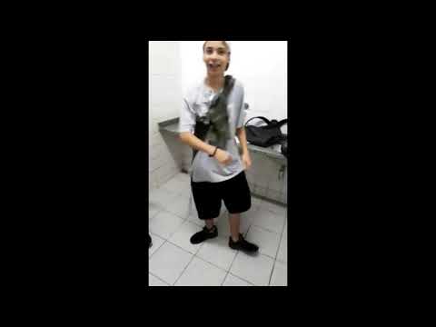 Olha meus amigos dançando no banheiro