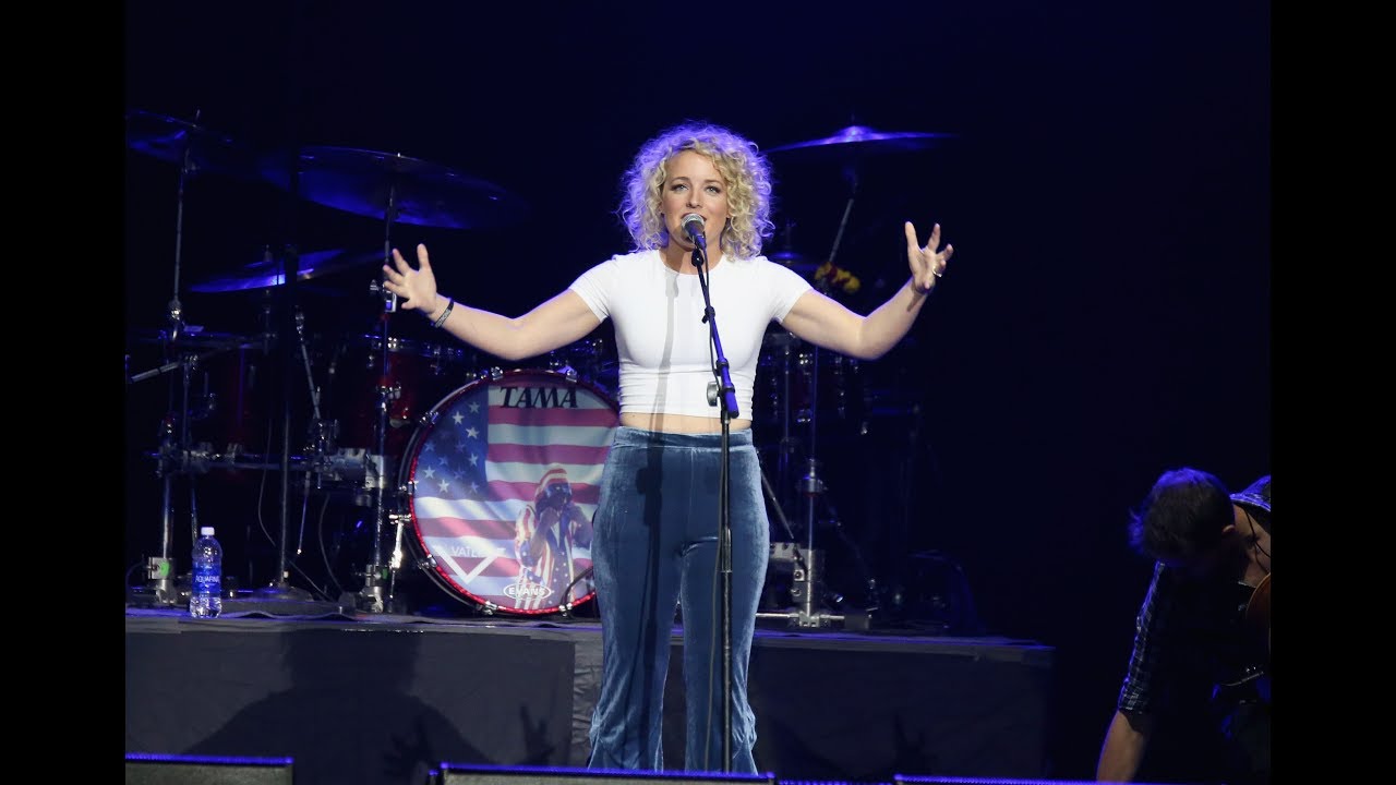 Country Singer Cam Pays Tribute To Dolores O’Riordan With Live ...