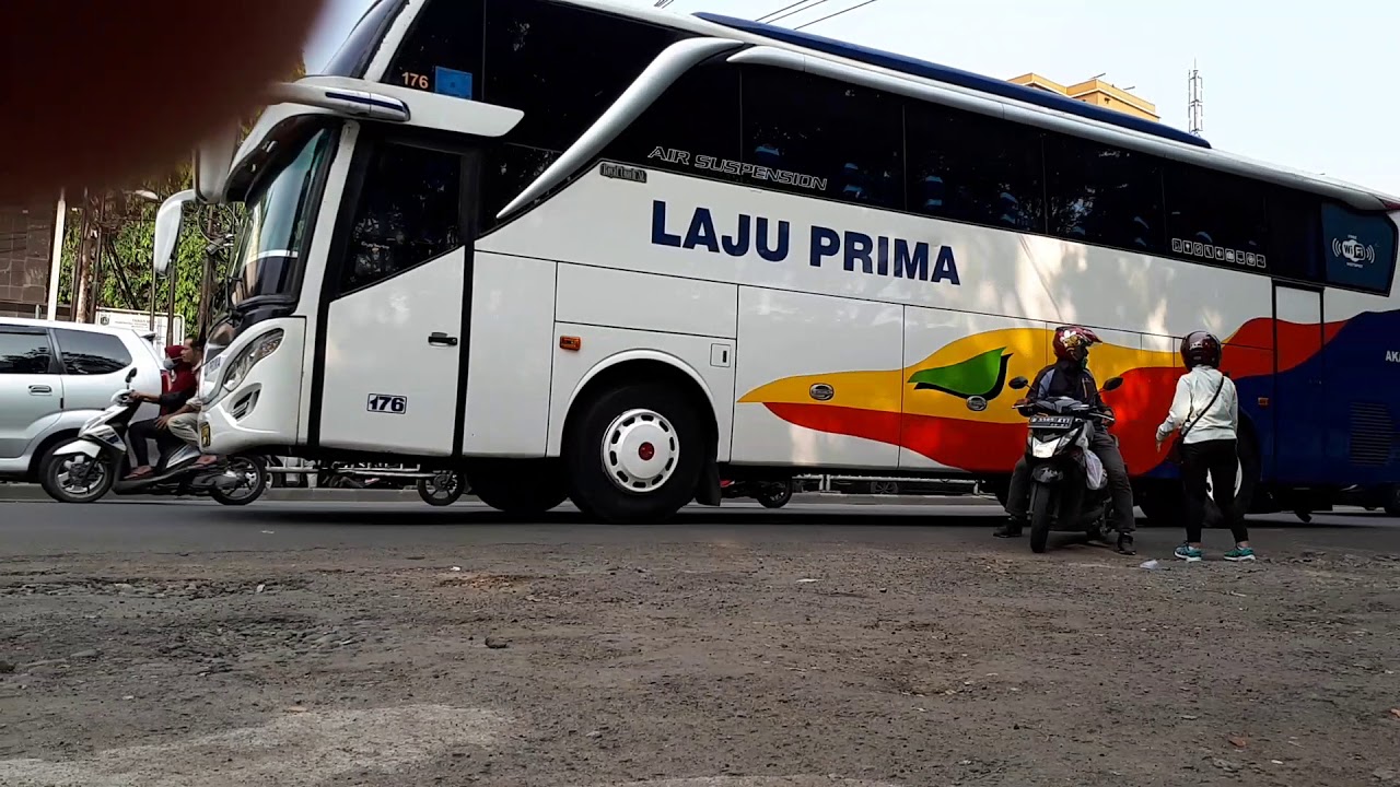 Bus LAJU PRIMA menepi, menjemput penumpang di kawasan Cijantung Jakarta ...