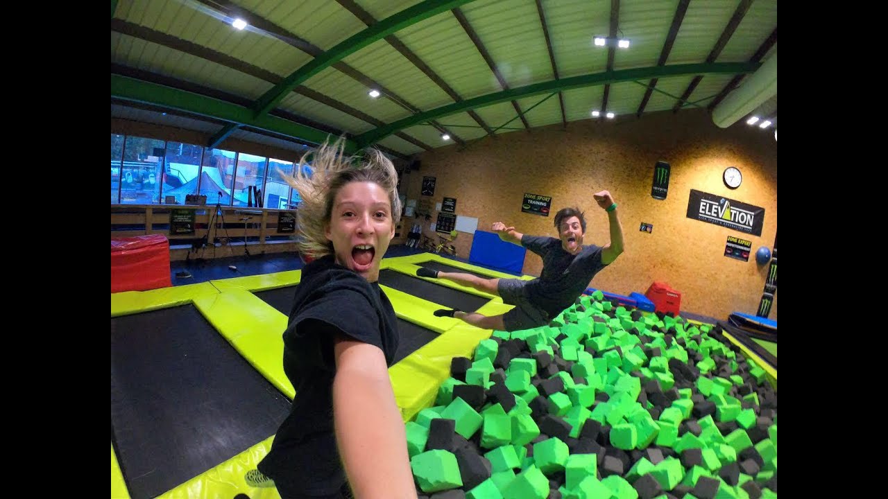 J'APPRENDS LE FRONT FLIP À MA COPINE (Trampo park) - YouTube
