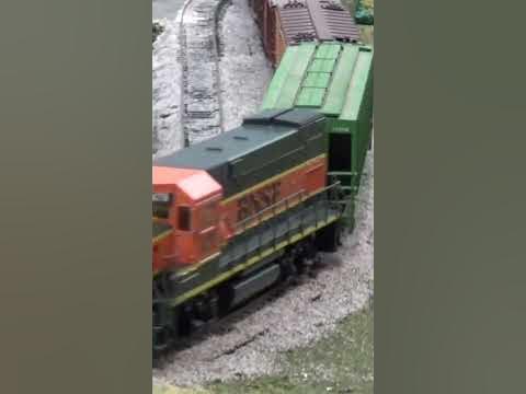 BNSF 1478 leading a short train through the S curve #shorts - YouTube