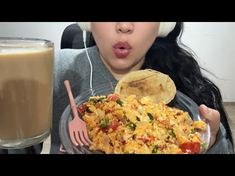 ASMR español comiendo huevitos a la mexicana 🇲🇽 - YouTube
