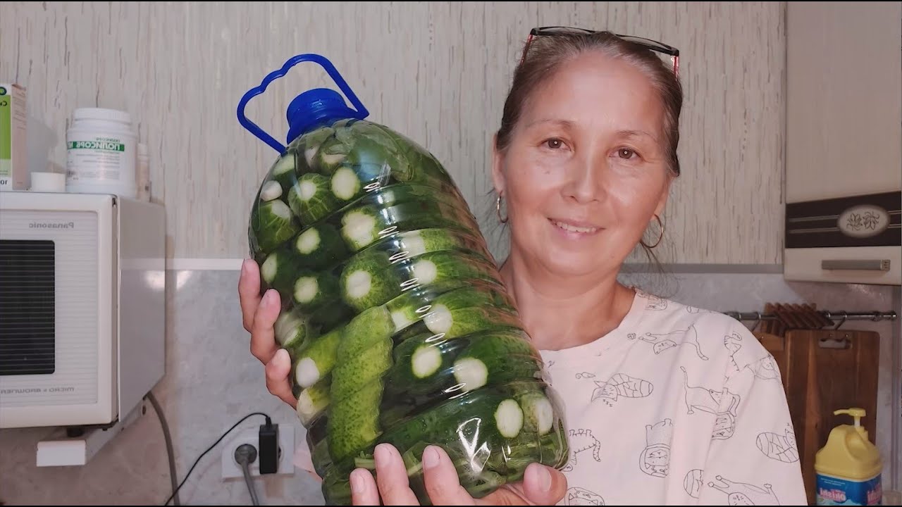 Примеряем обновочки с внучей. Огурцы в бутылке.. - YouTube
