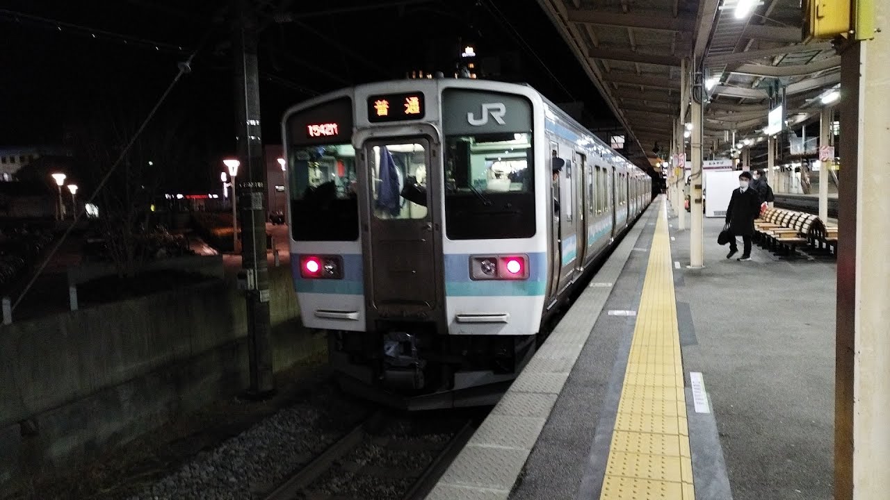 211系 N321編成 普通富士見行が塩尻駅1番線に入線するシーン - YouTube