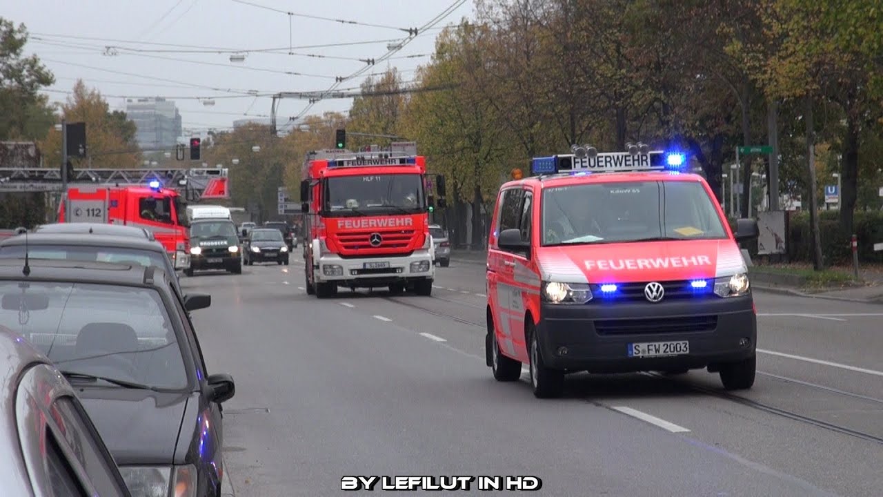 Löschzug + Direktionsdienst (DD) BF FW 3 beim Einreihen in den Verkehr ...