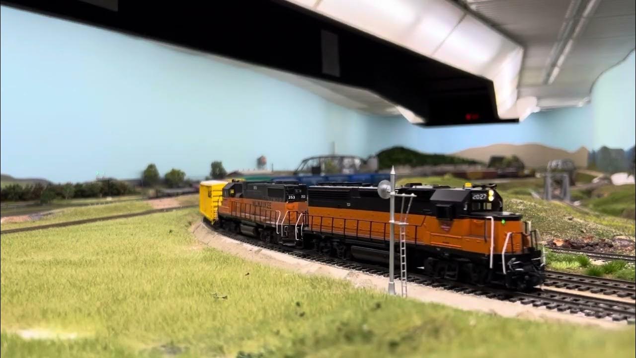 GP40 2027 and GP38-2 353 at Clifton Hill on the NAPM layout - YouTube