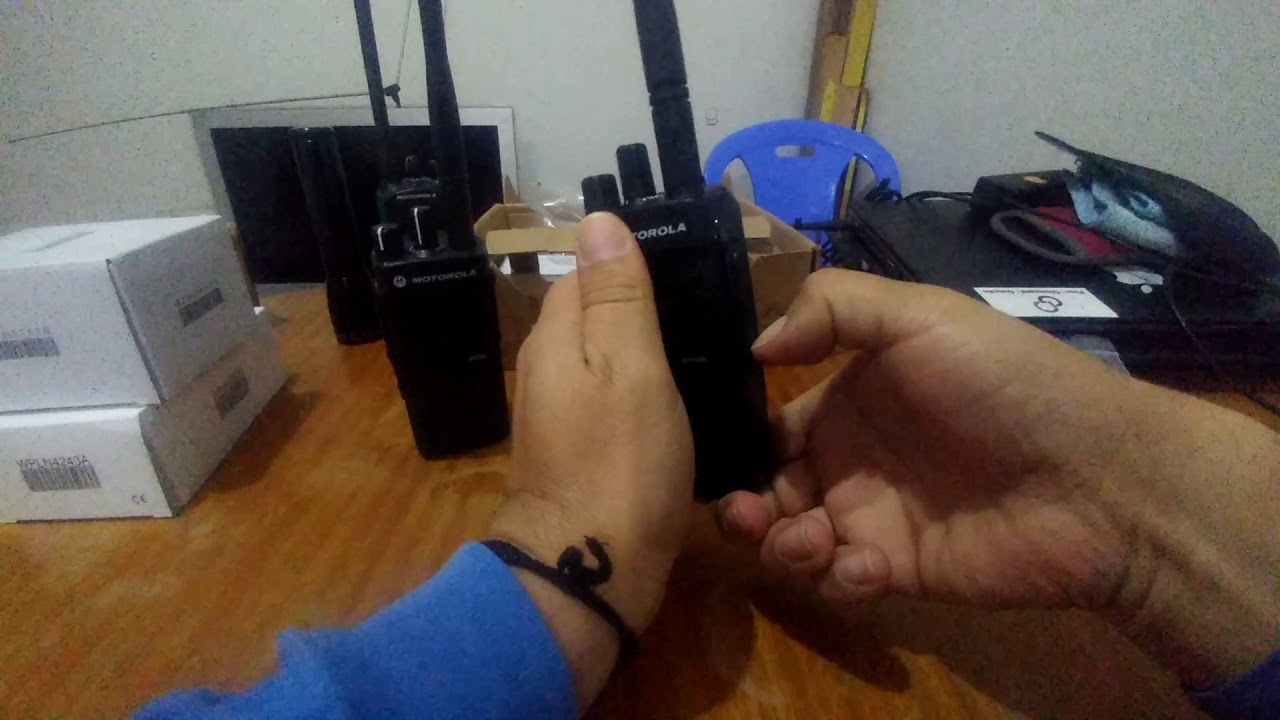 radio DEP550 Motorola unboxing - YouTube