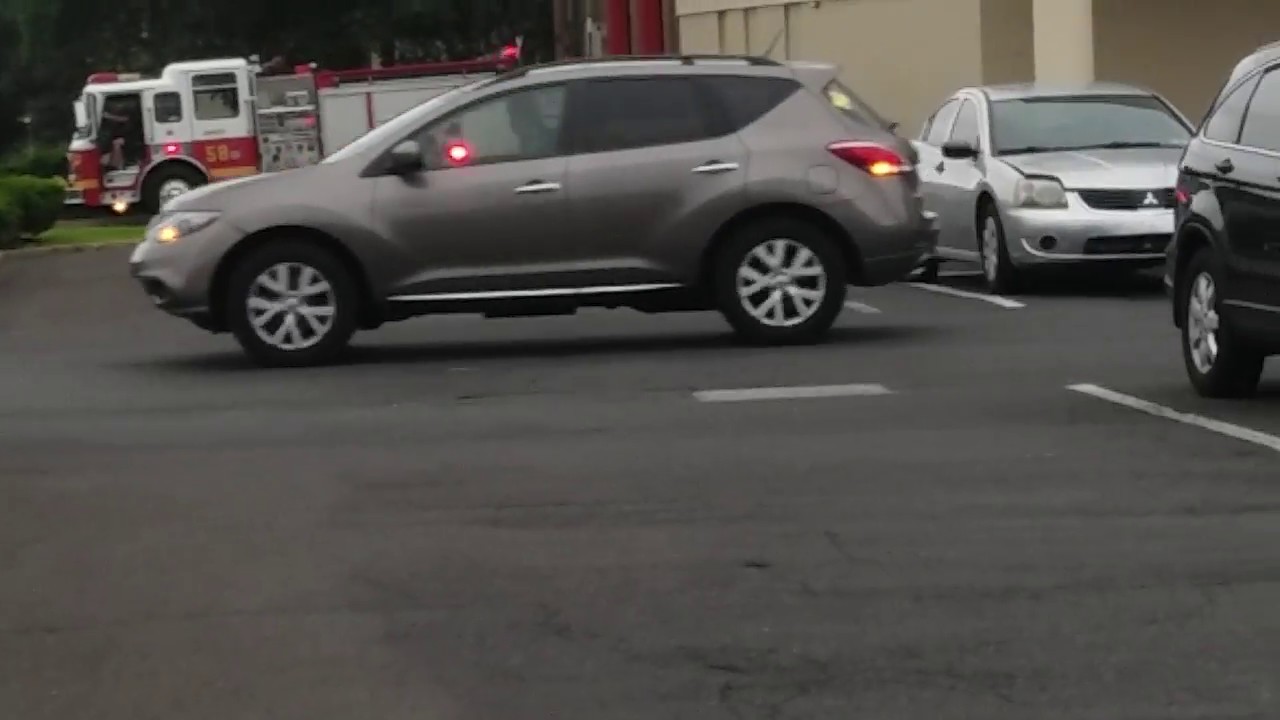 Philadelphia Fire Department Engine 58 Backing Into Quarters - YouTube