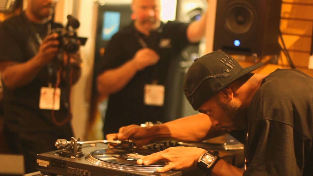 DJ Versatile Live At System Music WareHouse (Breaks down Turntablism ...