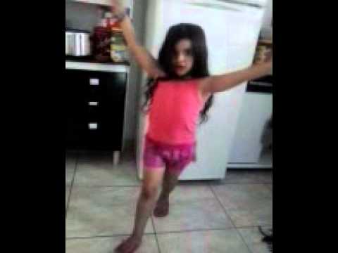 Sarah dancando anita